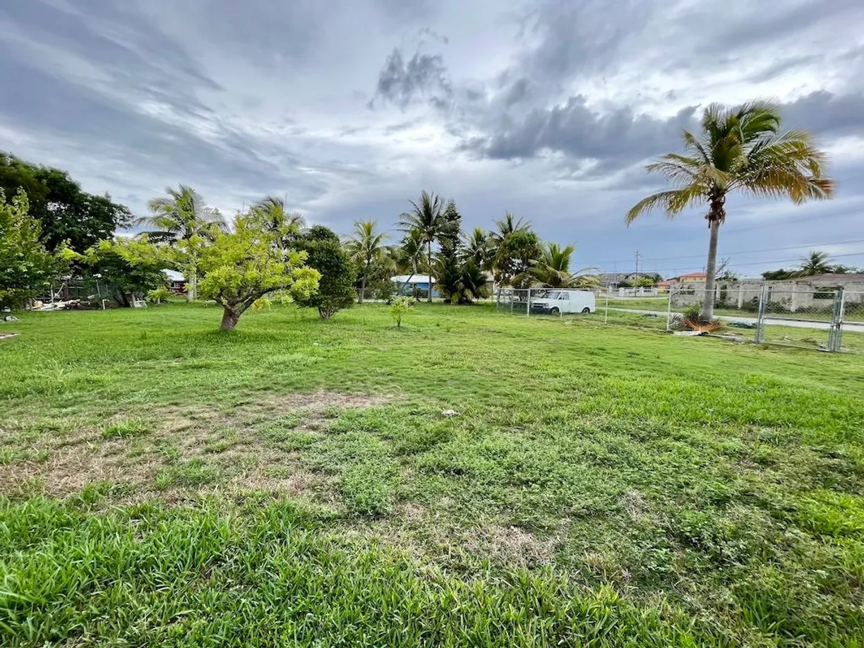 10 CHAPMAN CIRCLE #10, Bahama Terrace Property for sale