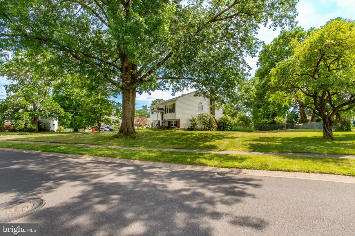 494 Overlook Dr, WARMINSTER, PA 18974 Property for sale