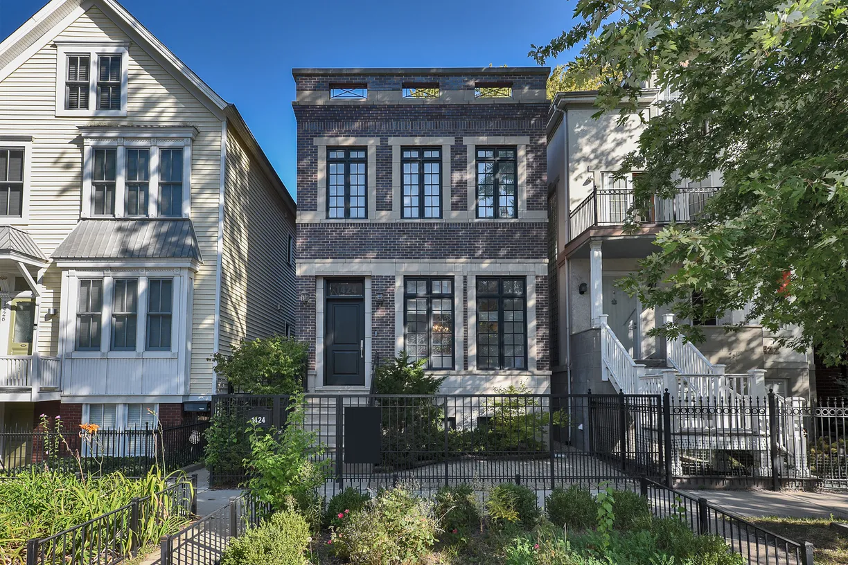 1424 W Barry Avenue, Chicago, IL 60657 Property for sale