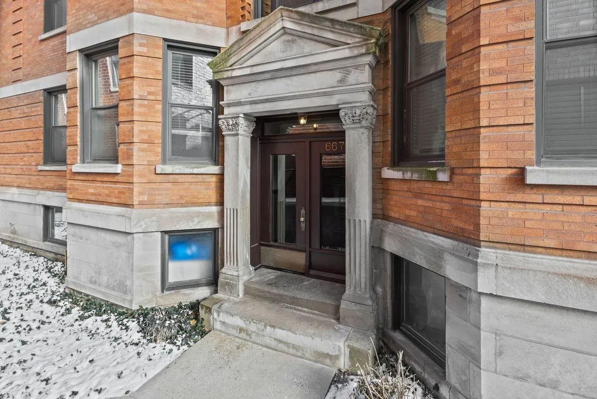 667 W Barry Avenue #3N, Chicago, IL 60657 Property for sale