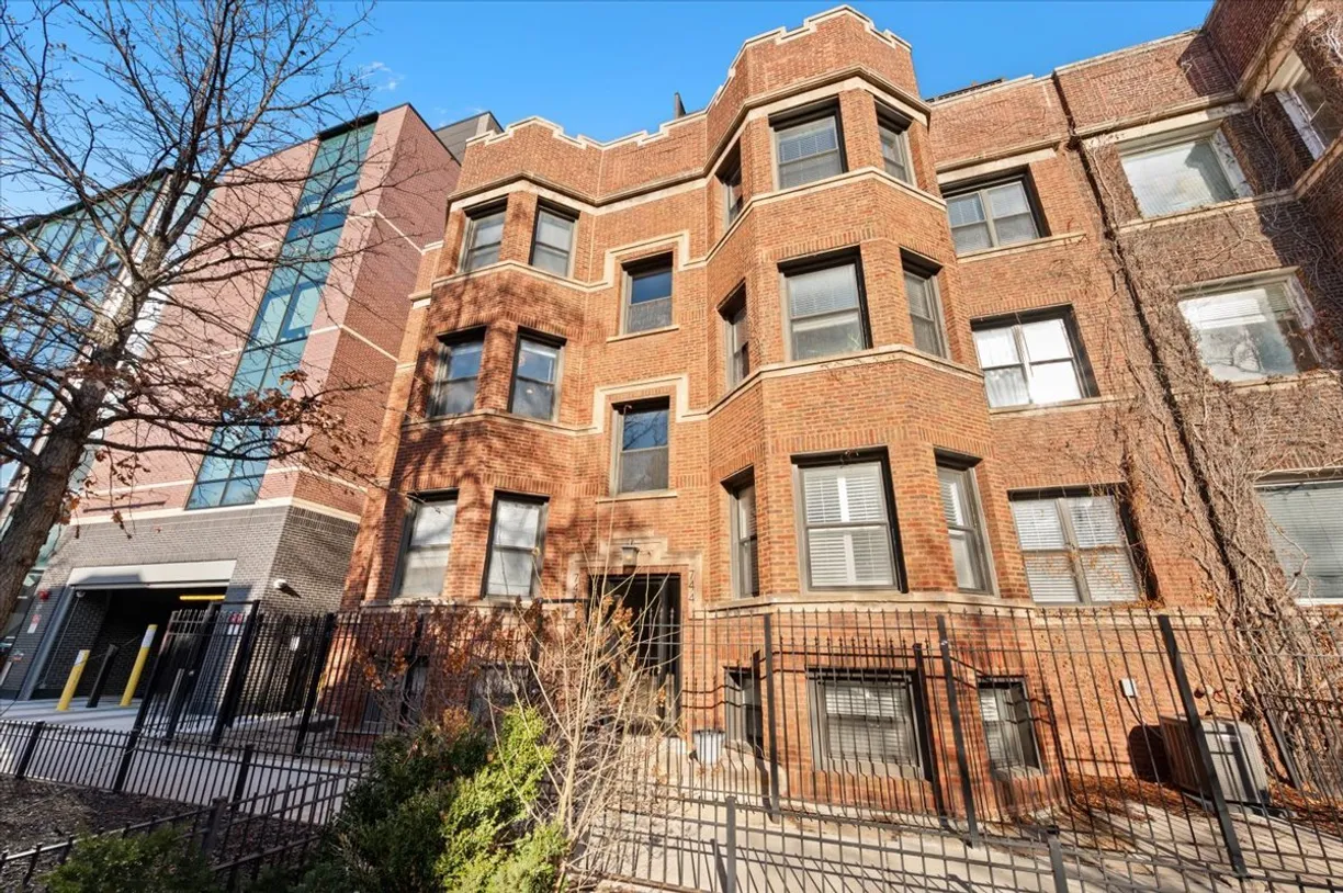 744 W Cornelia Avenue #2W, Chicago, IL 60657 Property for sale