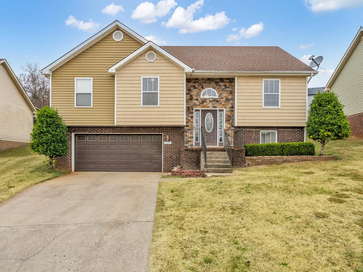 1037 Ishee Dr, Clarksville, TN 37042 Property for sale