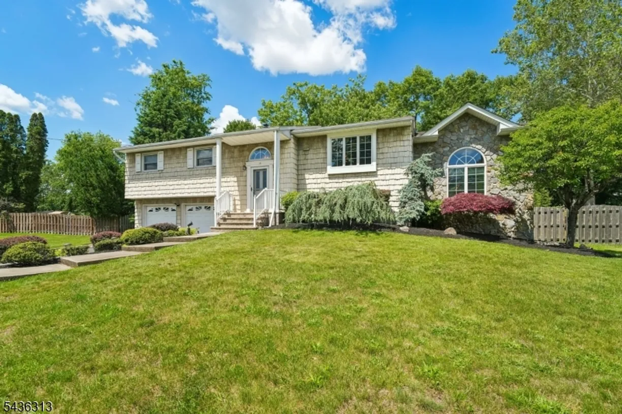 18 Mary Ellen Dr, Edison Twp., NJ 08820 Property for sale