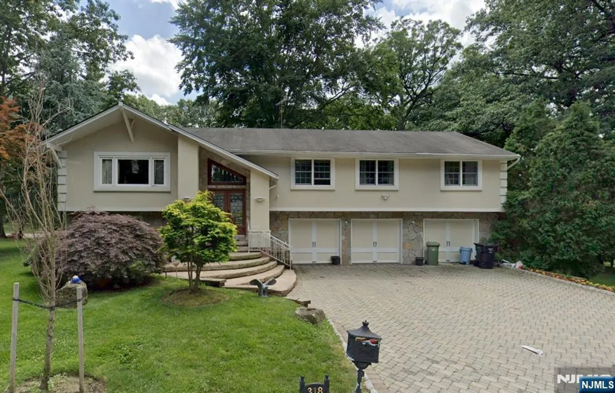 318 Briarcliff, Paramus, NJ 07652 Property for sale