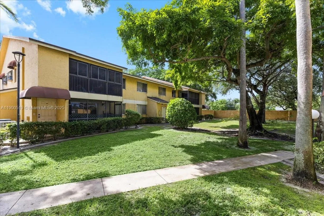 3047 N Oakland Forest Dr #204, Oakland Park, FL 33309 Property for sale