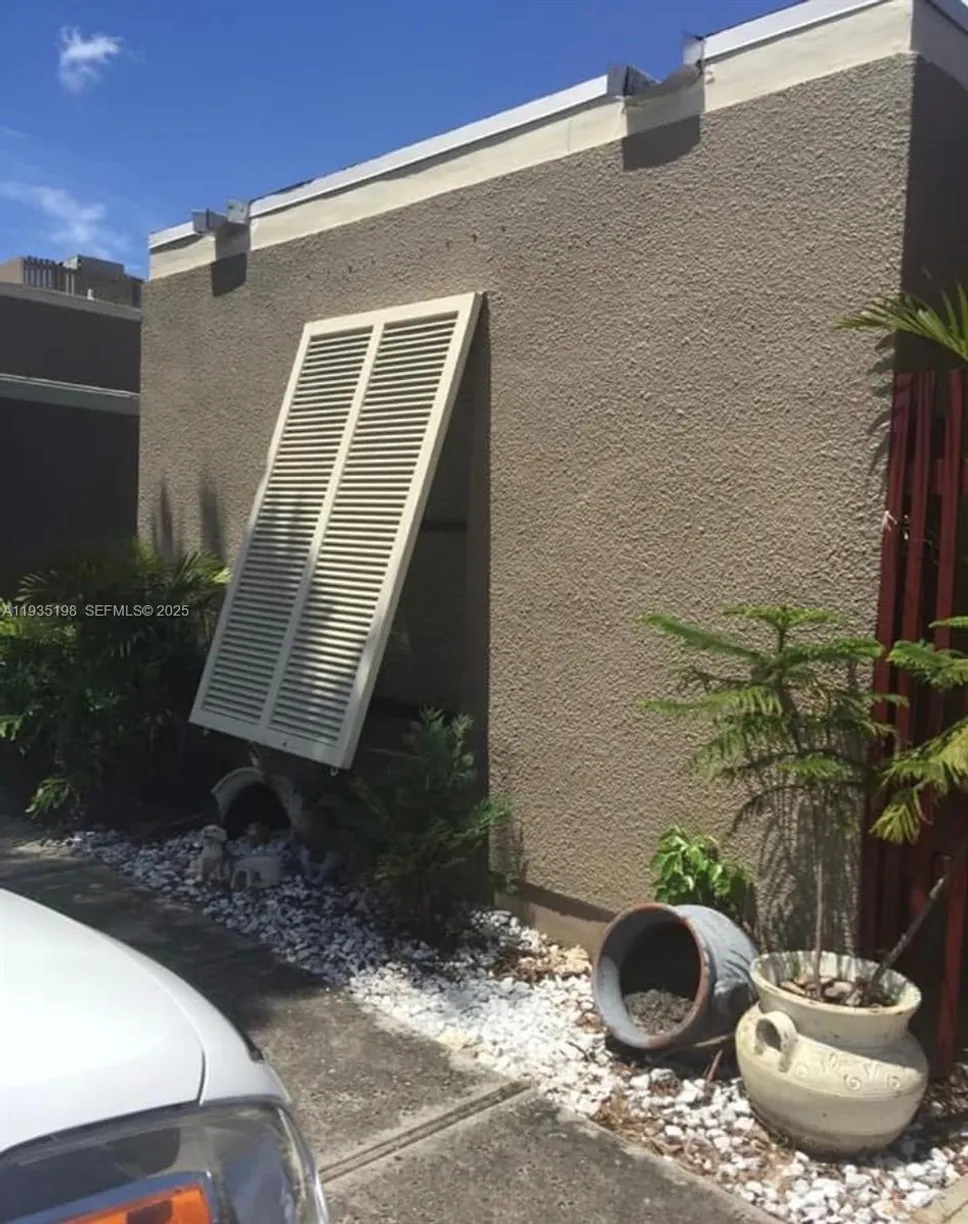 1121 W Fairway Rd, Pembroke Pines, FL 33026 Property for sale