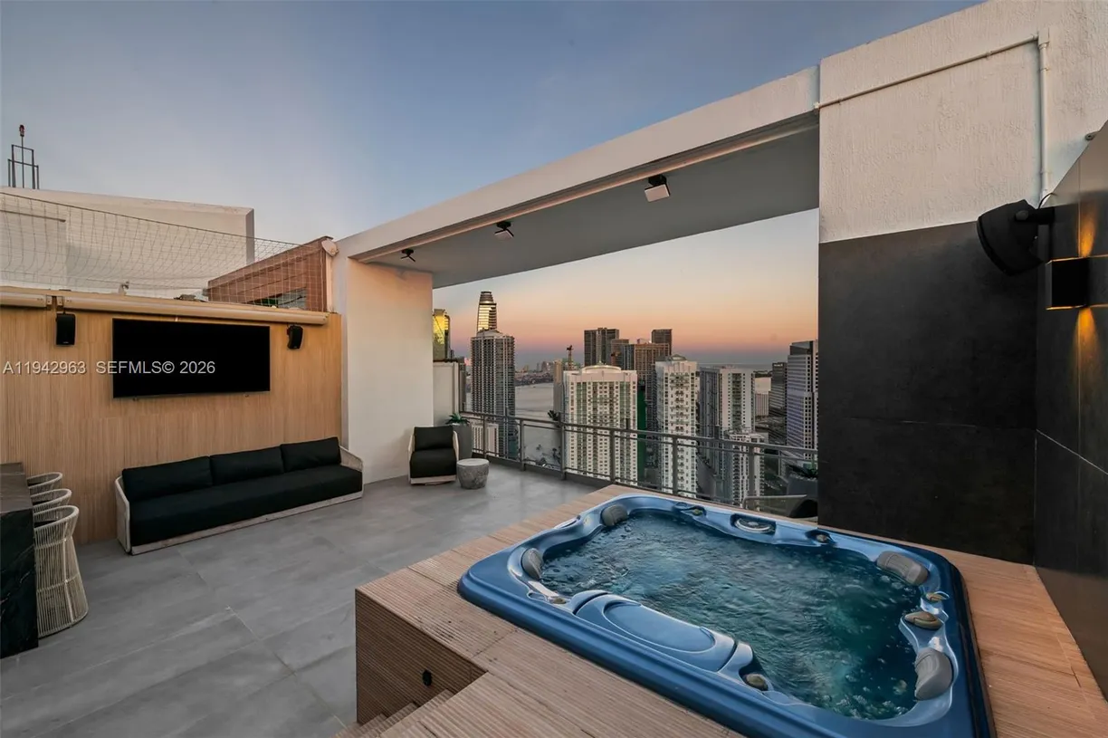 90 SW 3rd St #PH-15, Miami, FL 33130 Property for rent