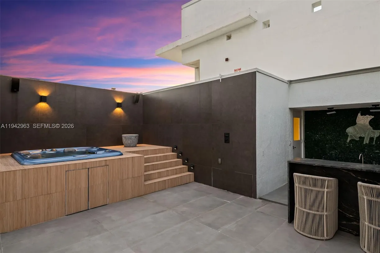 90 SW 3rd St #PH-15, Miami, FL 33130 Property for rent