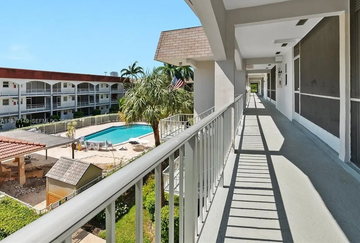 581 Blue Heron Dr #302-B, Hallandale Beach, FL 33009 Property for sale