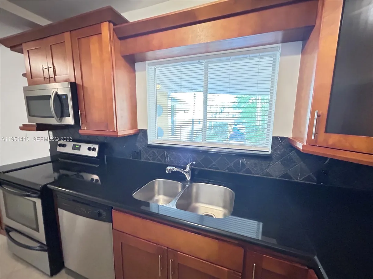 2880 Pine Tree Dr #9, Miami Beach, FL 33140 Property for rent