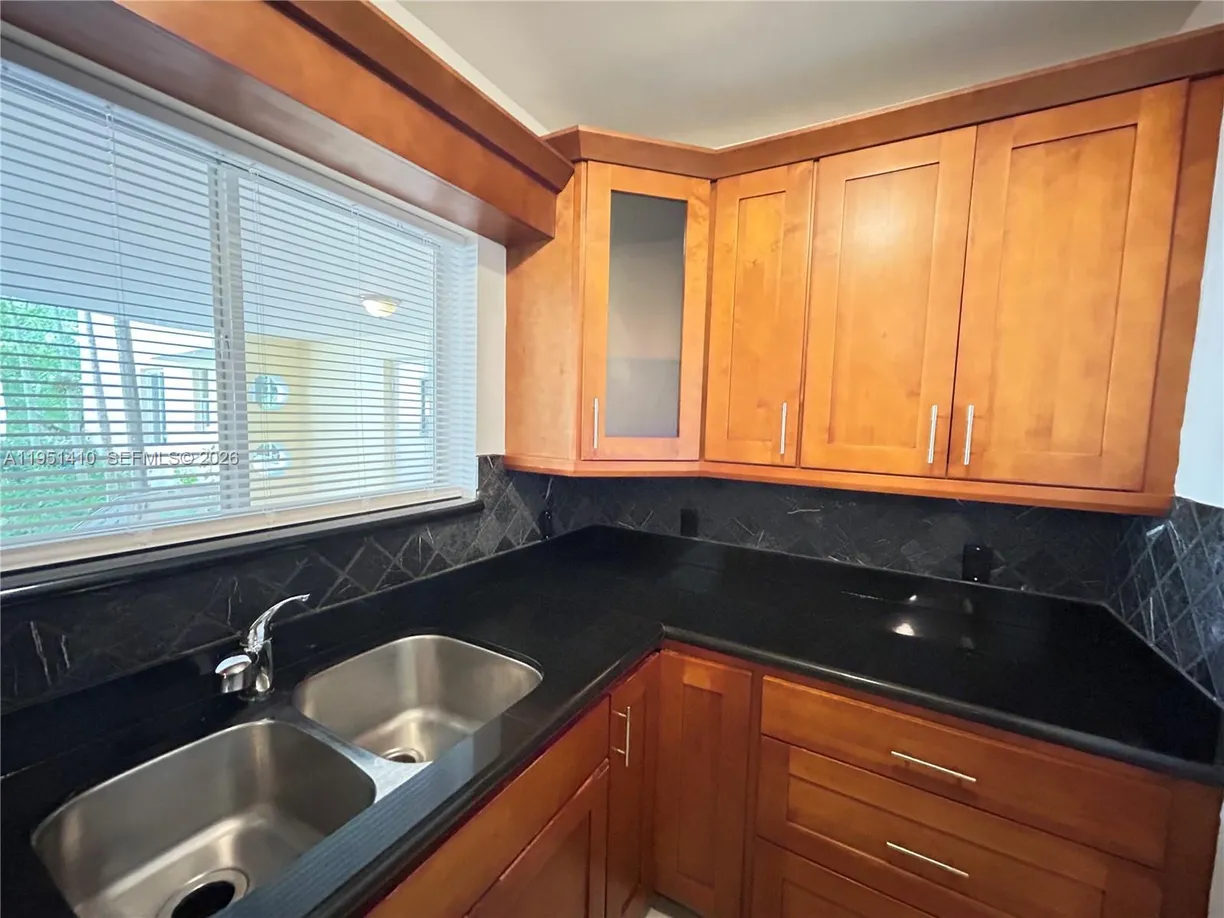 2880 Pine Tree Dr #9, Miami Beach, FL 33140 Property for rent