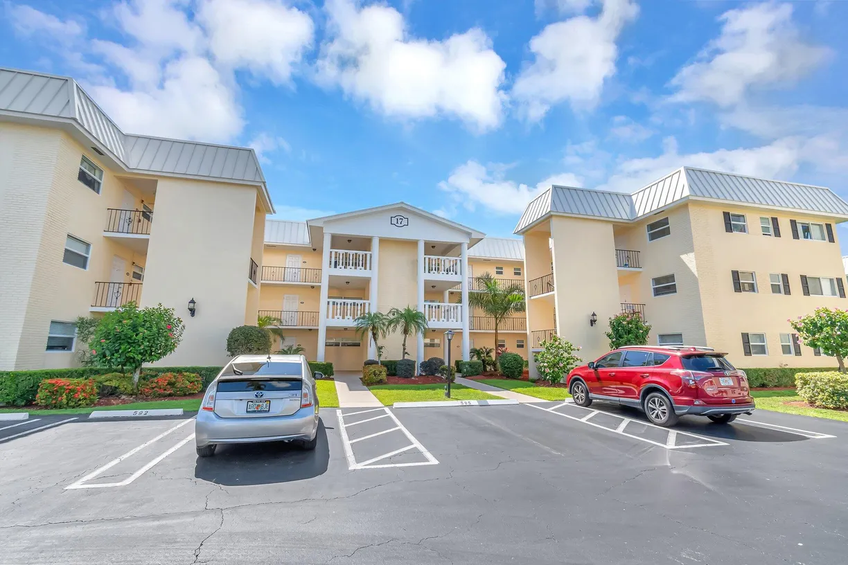 17 Colonial Club #204, Boynton Beach, FL 33435 Property for rent